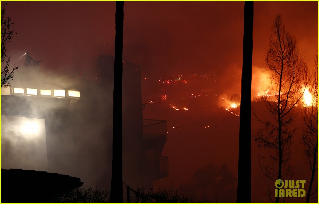 Malibu Franklin Fire Prompts Evacuations, Many Celebrity Homes Under ...