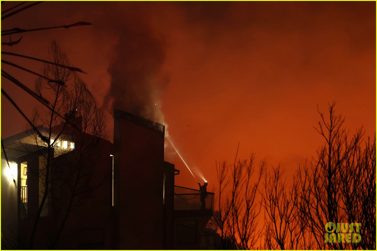 Photo: malibu franklin fire evacuations 19 | Photo 5105458 | Just Jared ...