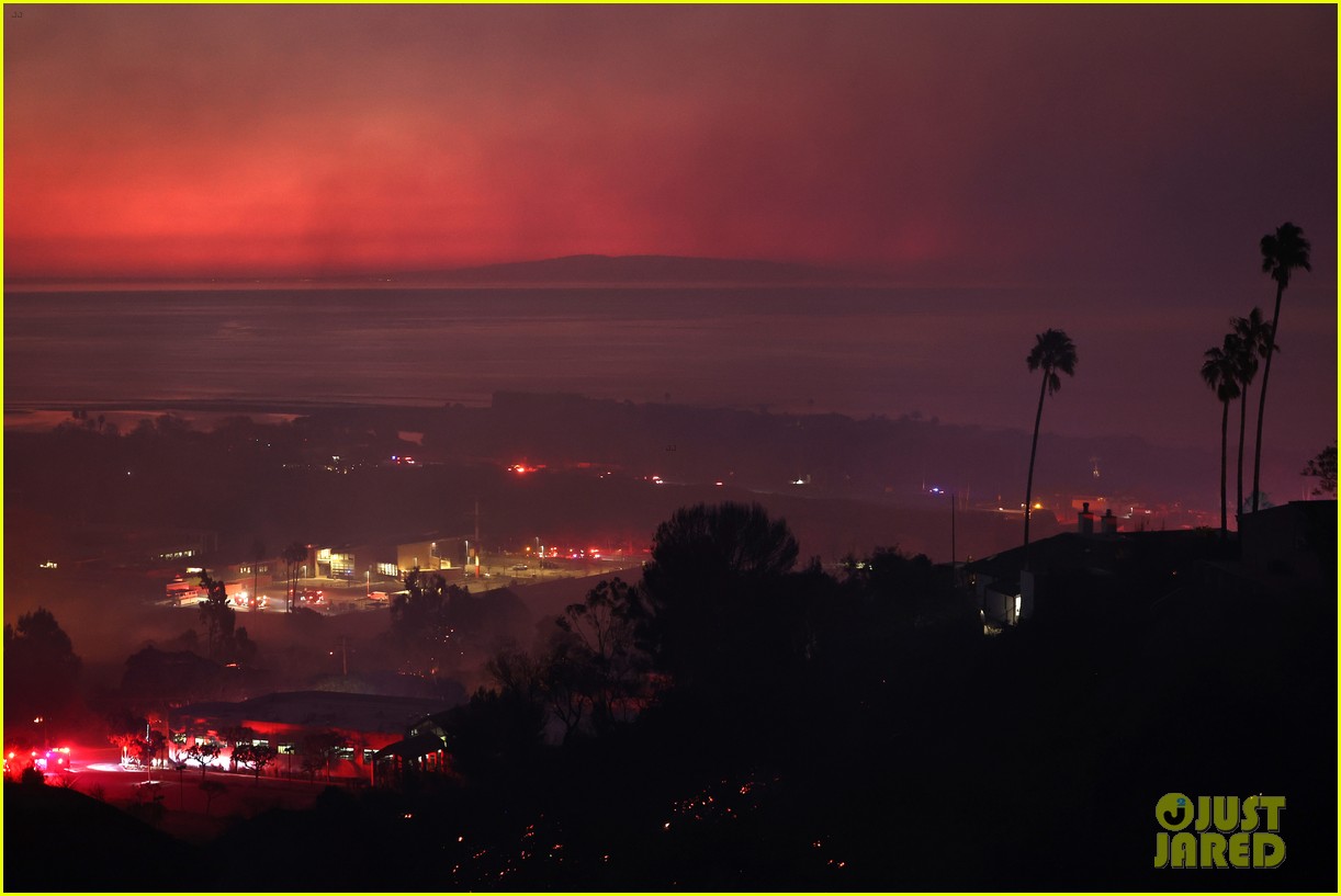Malibu Franklin Fire Prompts Evacuations, Many Celebrity Homes Under ...