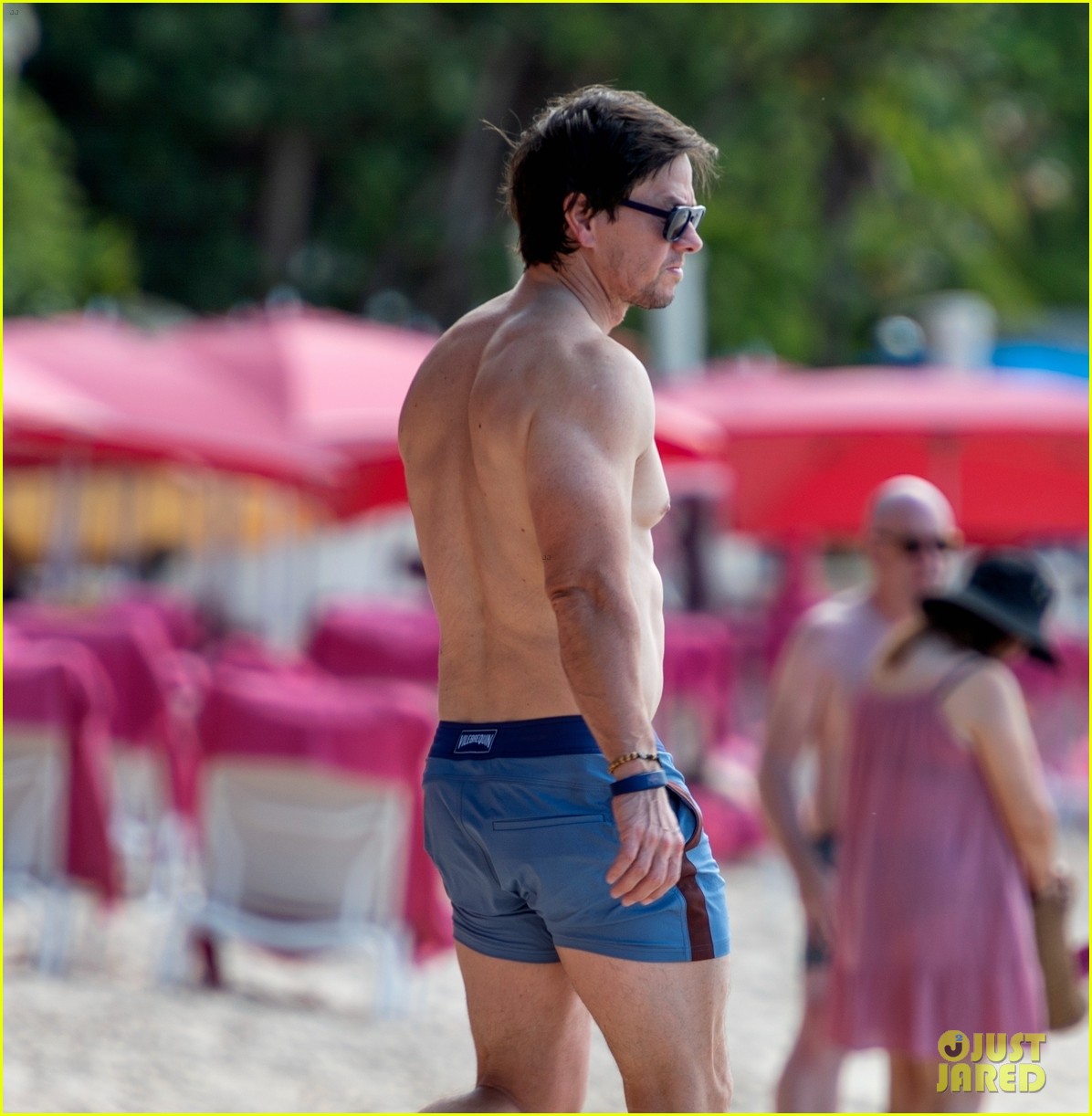 Mark Wahlberg Shows Off Ripped Shirtless Physique During Beach Day in ...