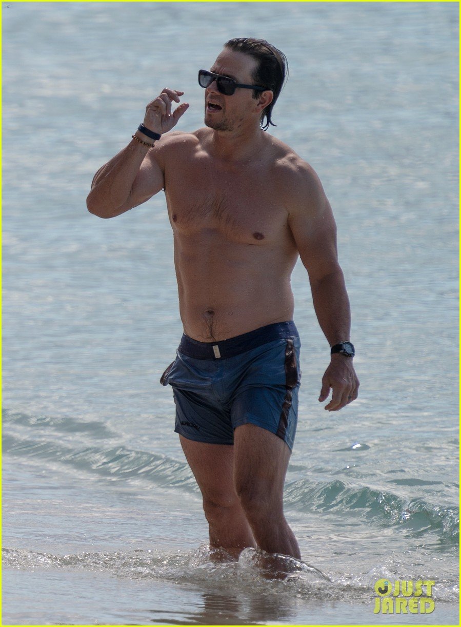 Mark Wahlberg Shows Off Ripped Shirtless Physique During Beach Day in ...