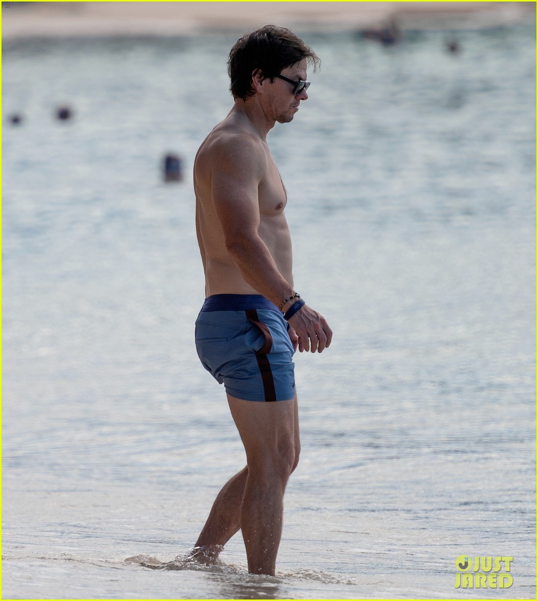 Mark Wahlberg Shows Off Ripped Shirtless Physique During Beach Day in ...