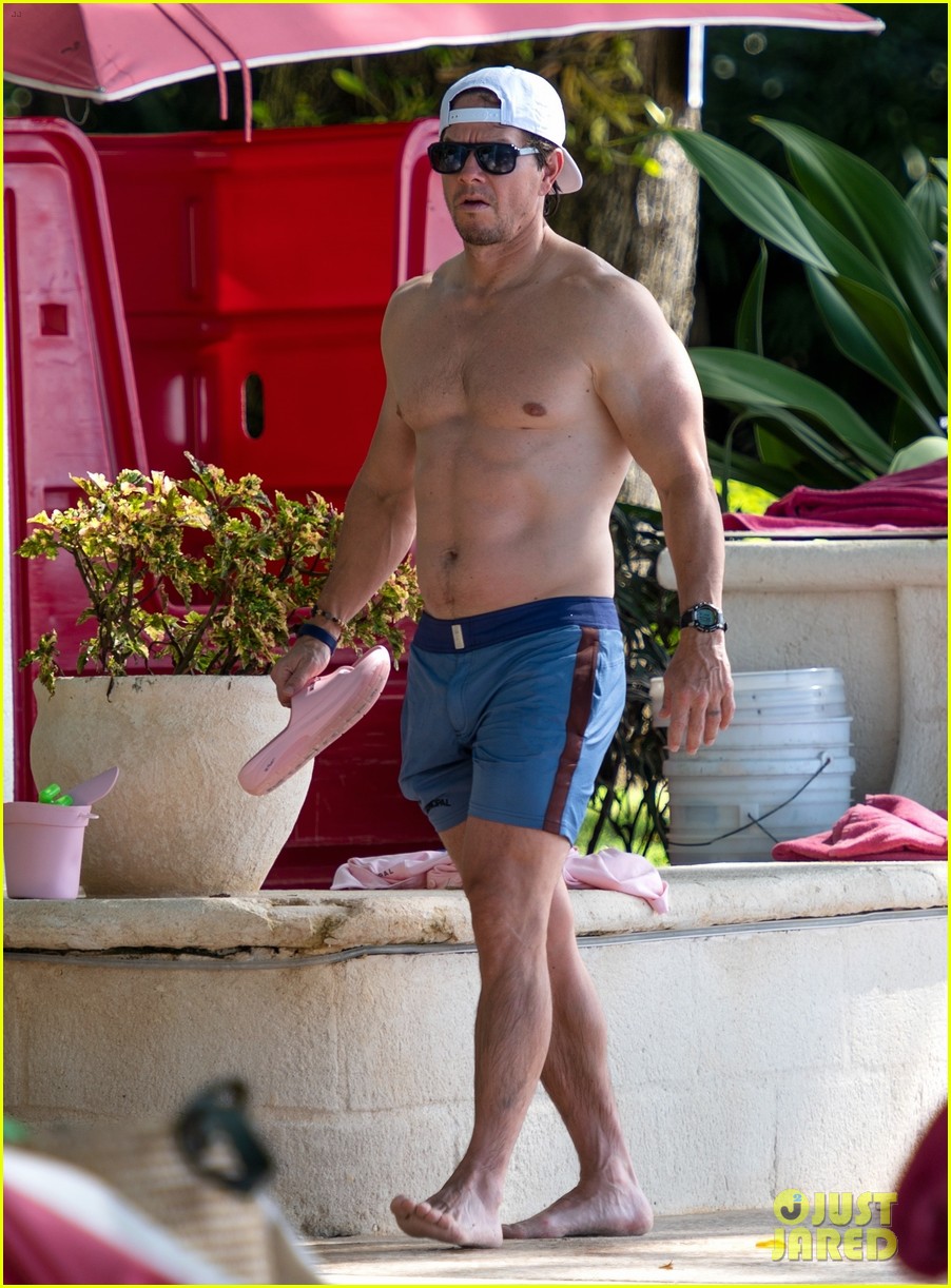 Mark Wahlberg Shows Off Ripped Shirtless Physique During Beach Day in ...
