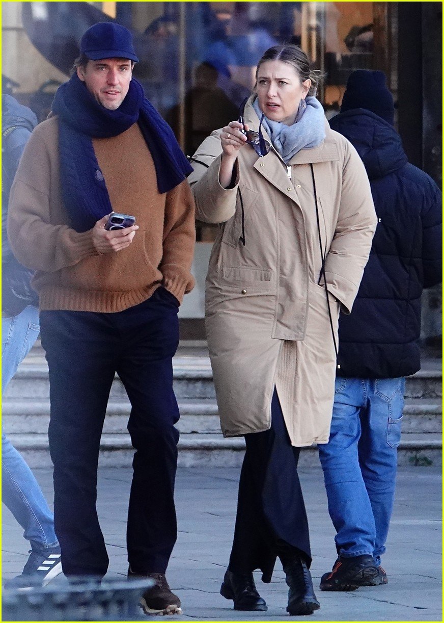 Maria Sharapova & Fiance Alexander Gilkes Bundle Up in Venice While ...