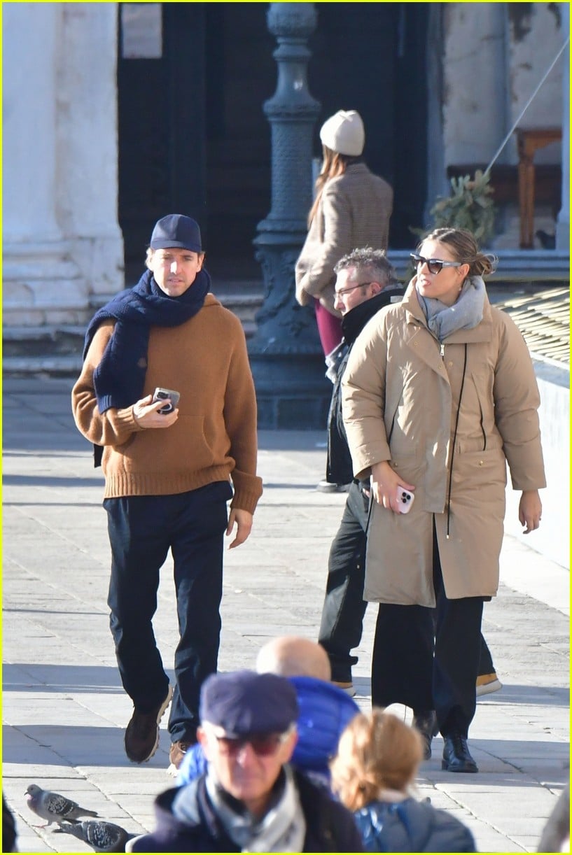 Maria Sharapova & Fiance Alexander Gilkes Bundle Up in Venice While ...