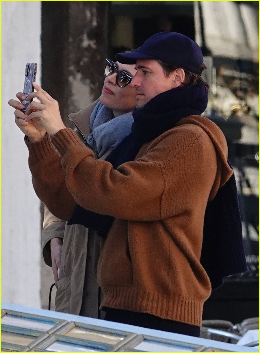 Maria Sharapova & Fiance Alexander Gilkes Bundle Up in Venice While ...