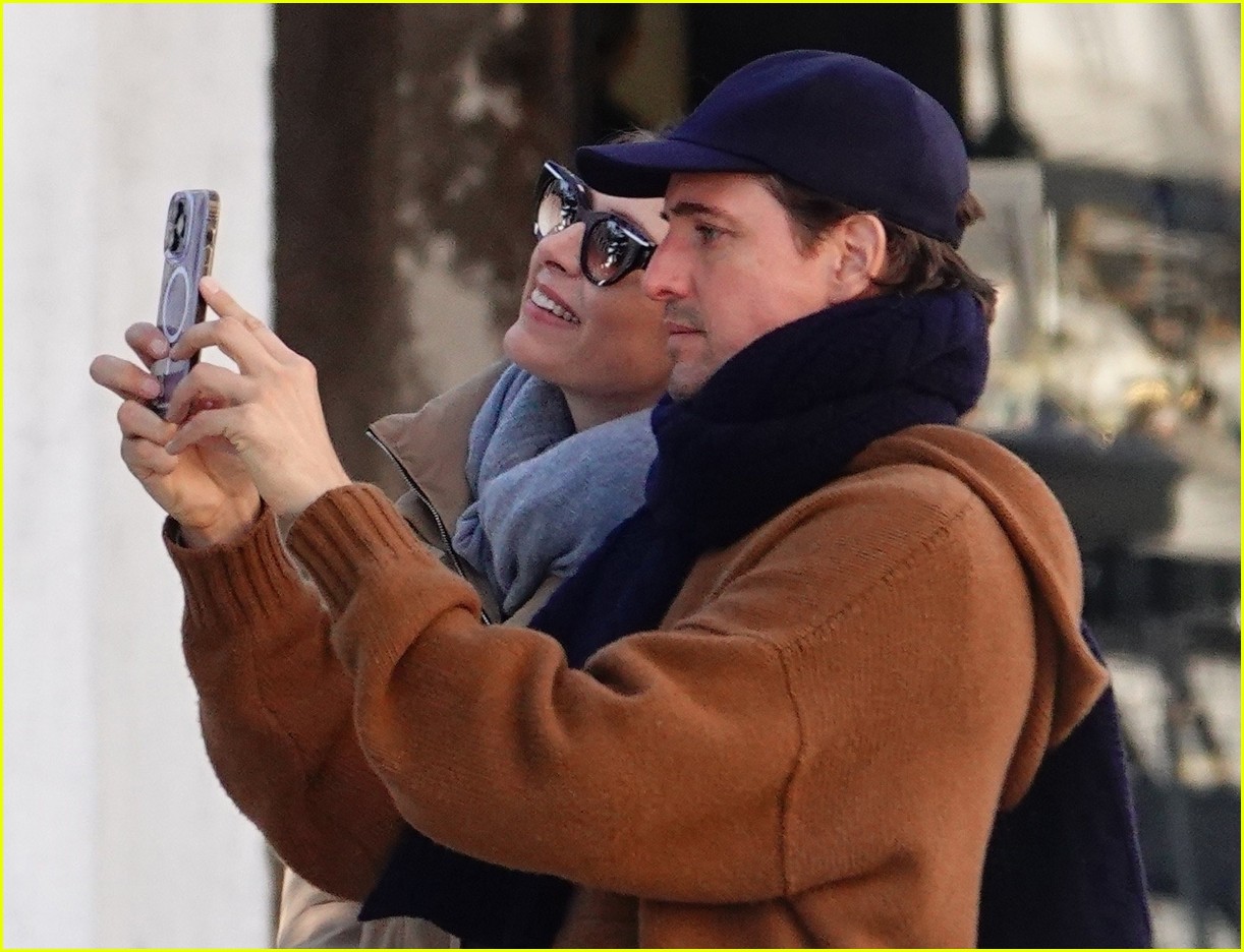 Maria Sharapova & Fiance Alexander Gilkes Bundle Up in Venice While ...