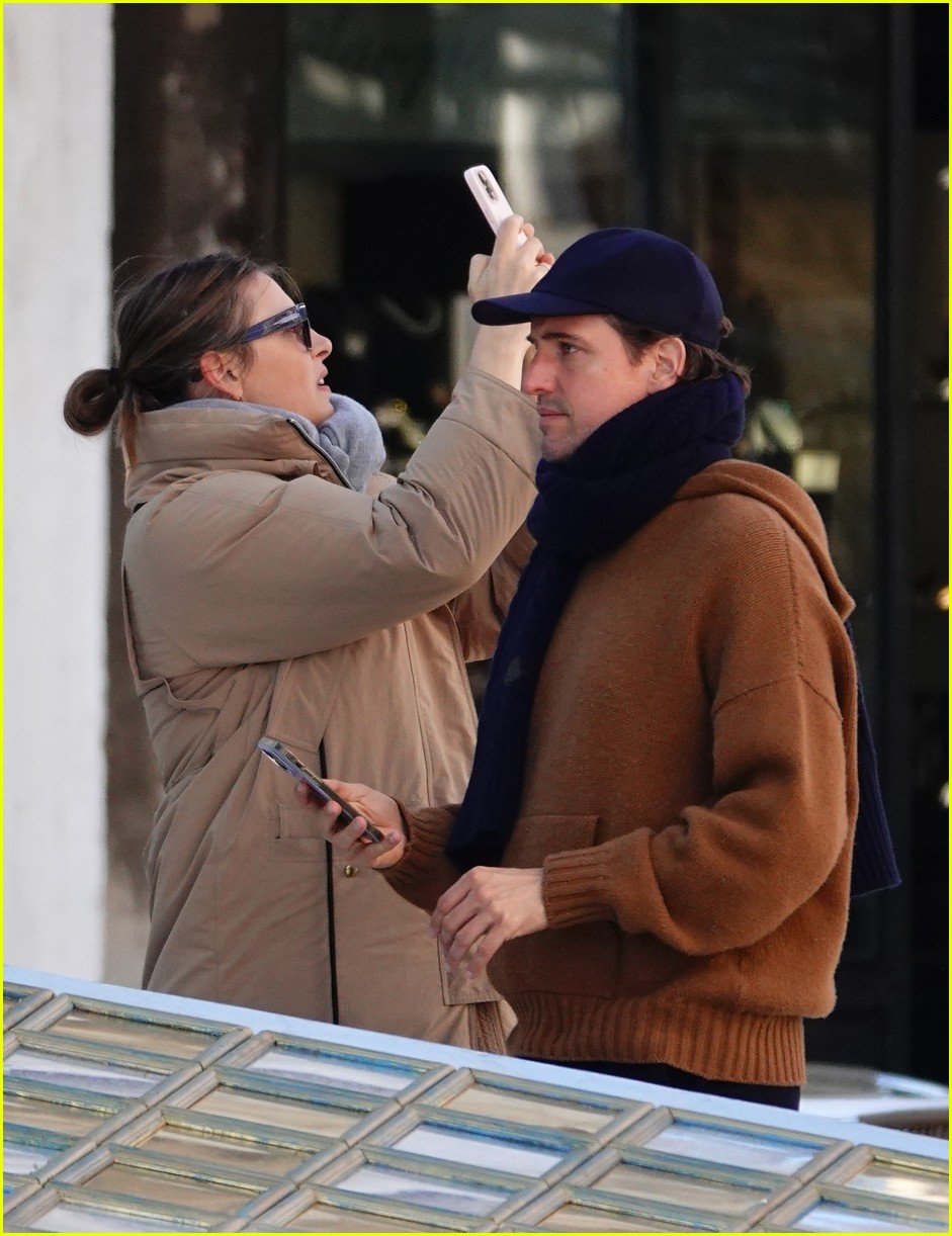 Maria Sharapova & Fiance Alexander Gilkes Bundle Up in Venice While ...