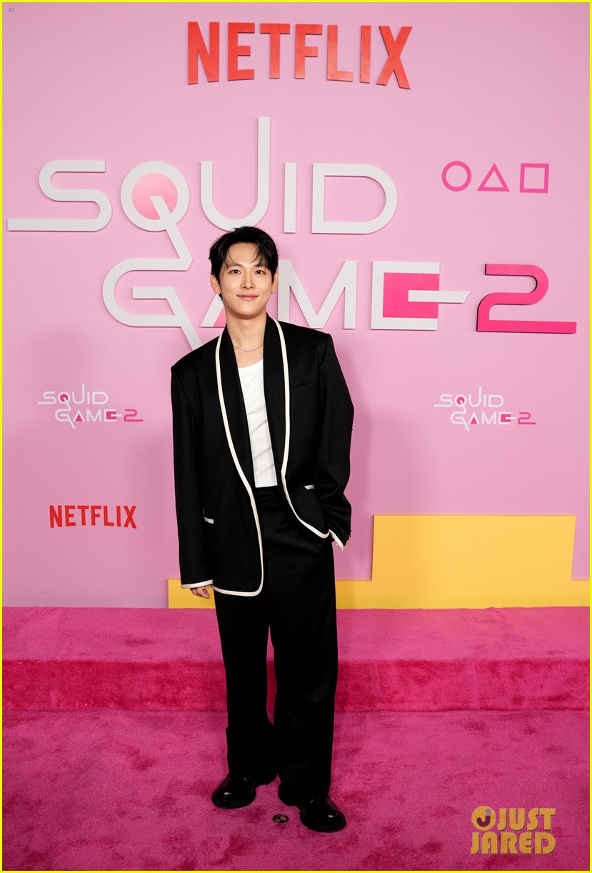 Lee Jung-jae Snaps Group Selfie With 'Squid Game' Co-Stars at Season 2 LA Premiere, Teases 'Many ...