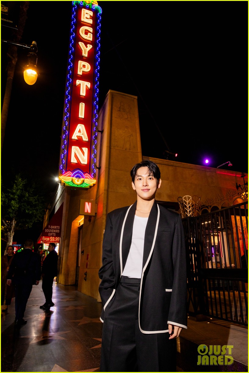 Lee Jung-jae Snaps Group Selfie With 'Squid Game' Co-Stars at Season 2 LA Premiere, Teases 'Many ...