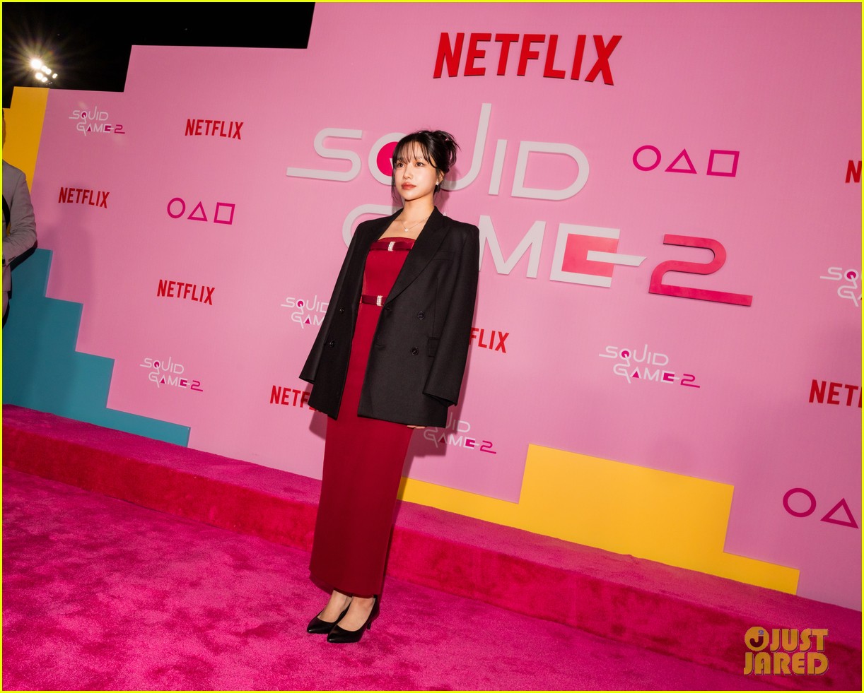 Lee Jung-jae Snaps Group Selfie With 'Squid Game' Co-Stars at Season 2 LA Premiere, Teases 'Many ...