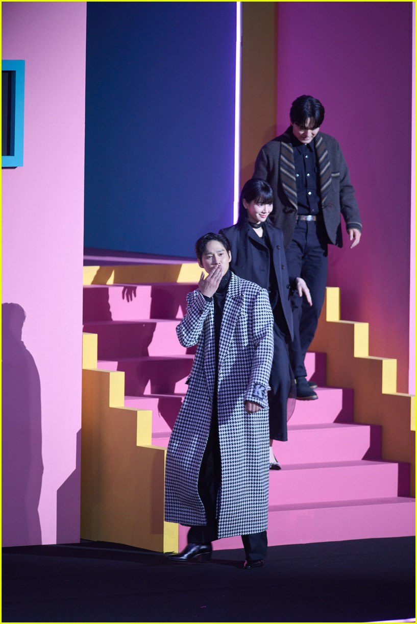 Lee Jung-jae, Lee Byung-hun & More Walk Down Pink Steps at 'Squid Game' Season 2 Premiere: Photo ...