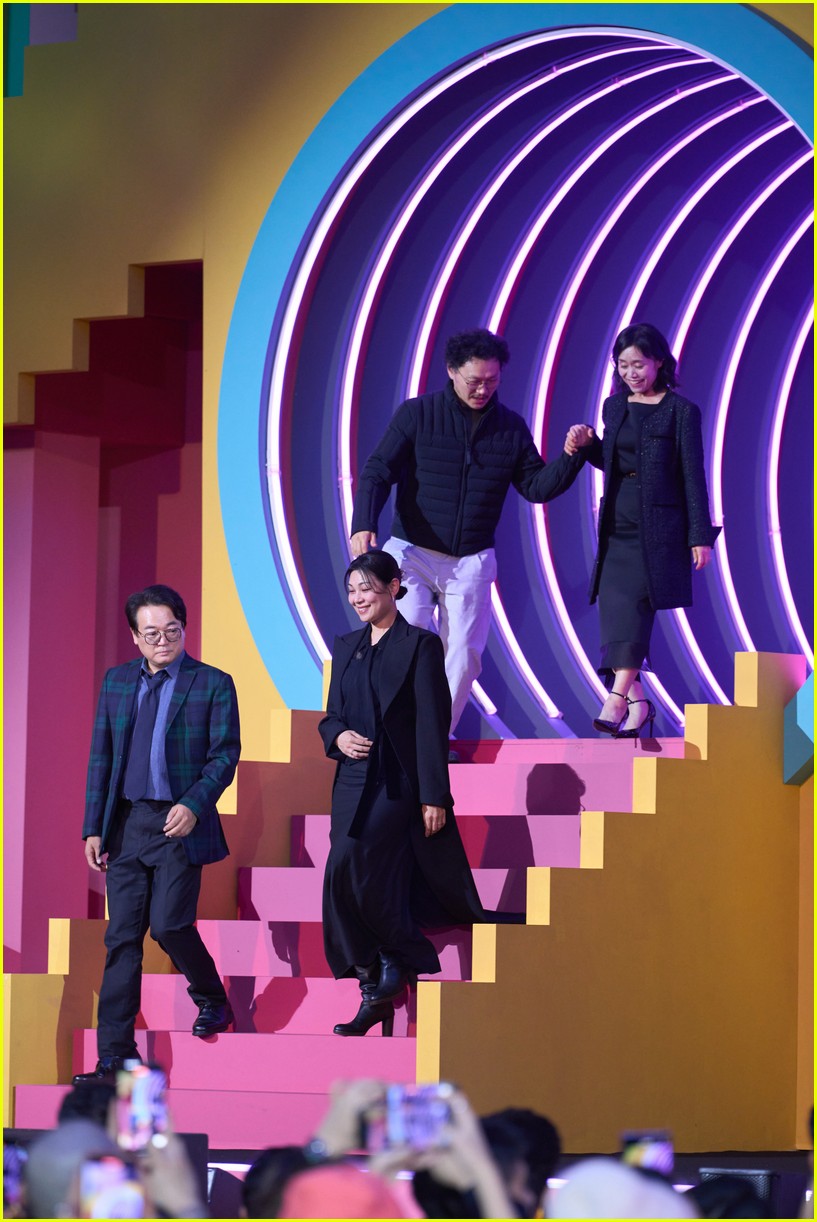 Lee Jung-jae, Lee Byung-hun & More Walk Down Pink Steps at 'Squid Game' Season 2 Premiere: Photo ...