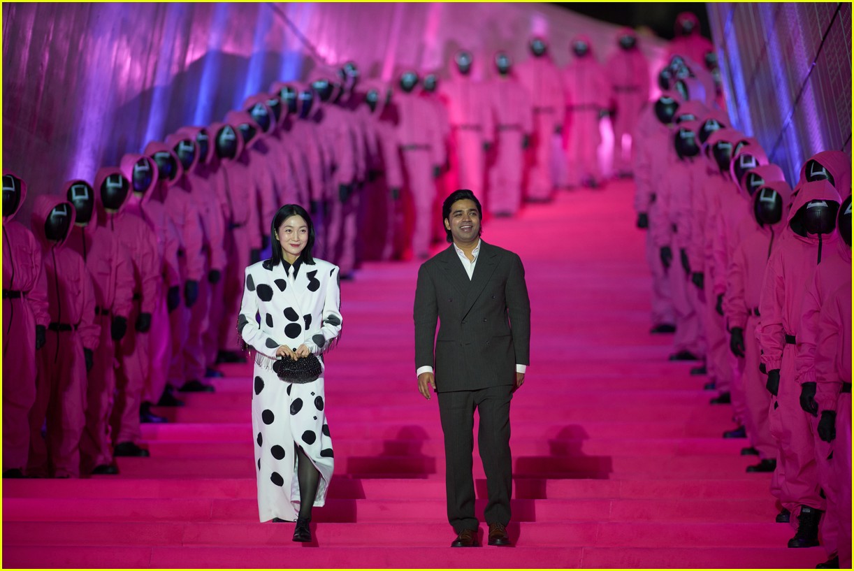 Lee Jung-jae, Lee Byung-hun & More Walk Down Pink Steps at 'Squid Game' Season 2 Premiere: Photo ...