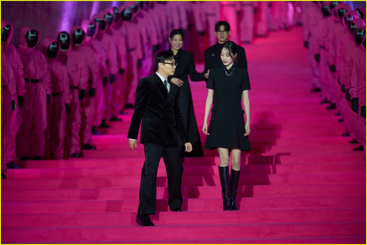 Lee Jung-jae, Lee Byung-hun & More Walk Down Pink Steps at 'Squid Game ...