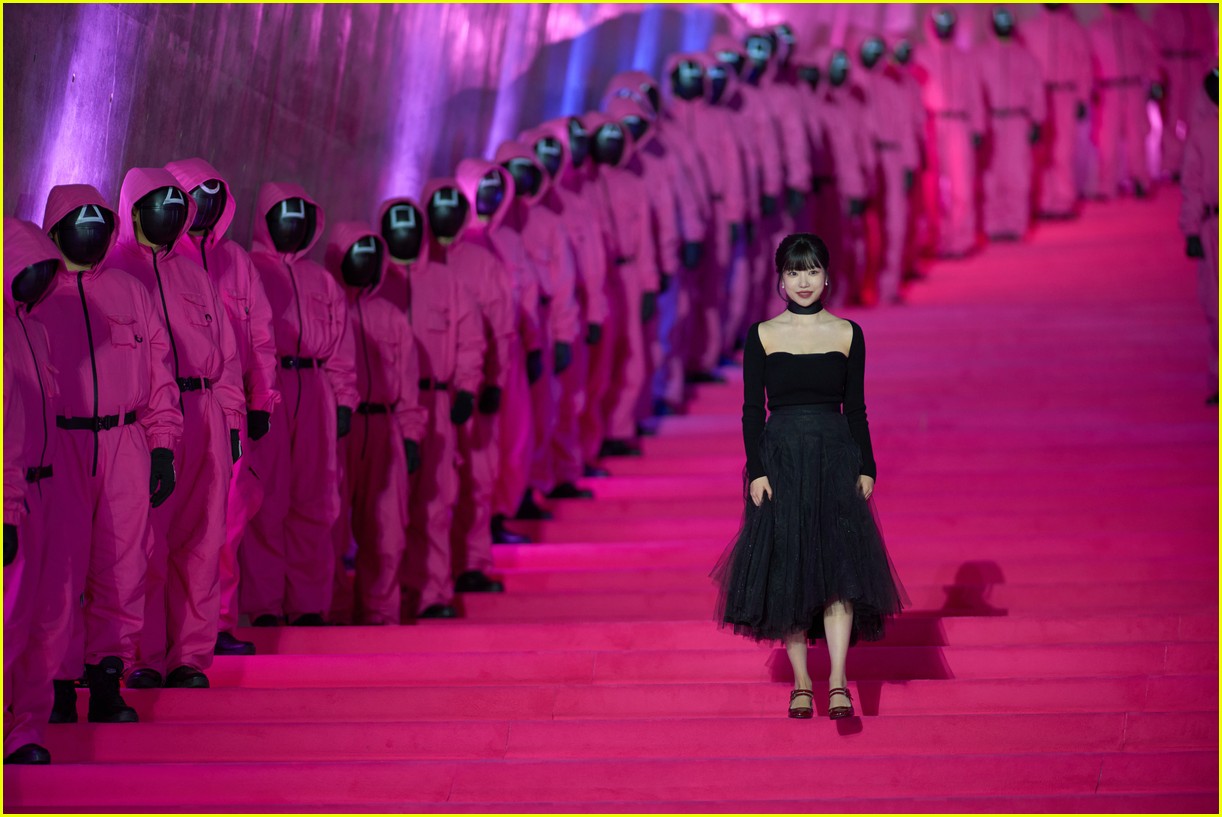 Lee Jung-jae, Lee Byung-hun & More Walk Down Pink Steps at 'Squid Game' Season 2 Premiere: Photo ...