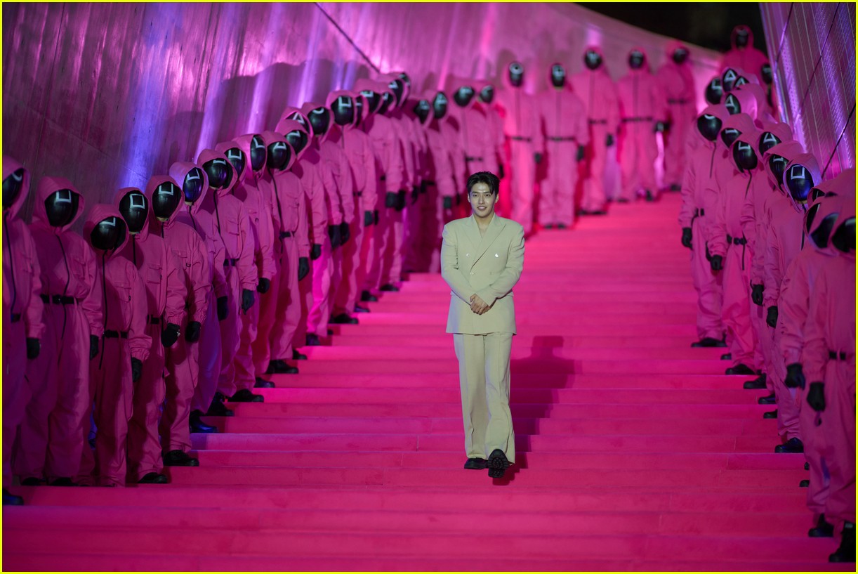 Lee Jung-jae, Lee Byung-hun & More Walk Down Pink Steps at 'Squid Game' Season 2 Premiere: Photo ...