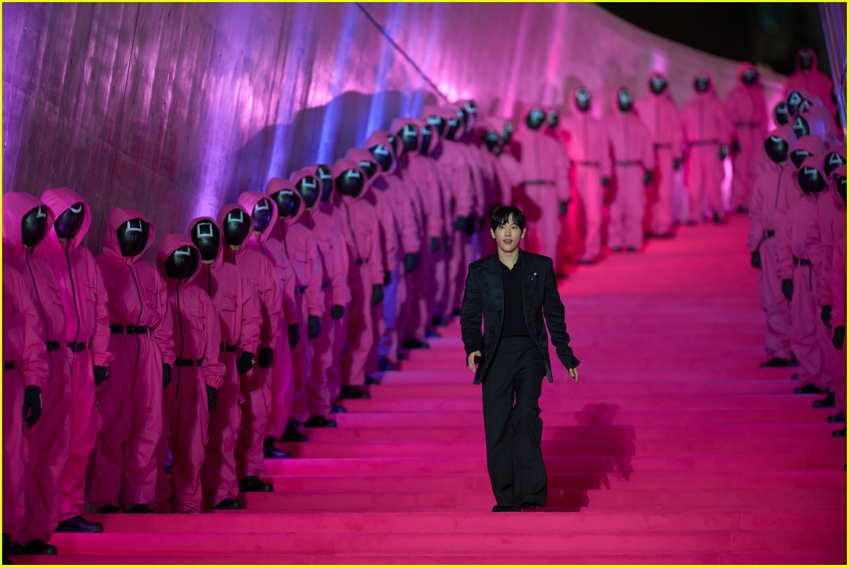 Lee Jung-jae, Lee Byung-hun & More Walk Down Pink Steps at 'Squid Game' Season 2 Premiere: Photo ...
