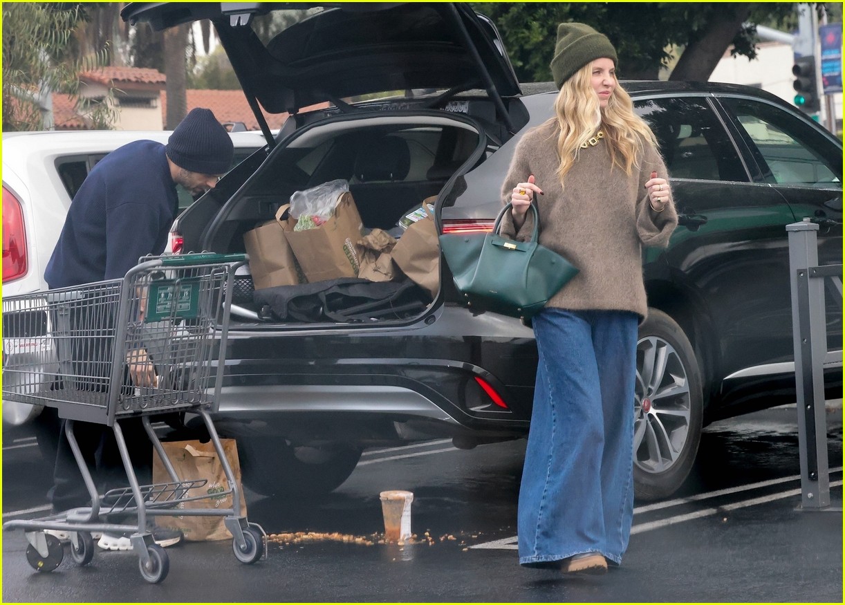 Sebastian Stan & Annabelle Wallis Spotted Shopping for Groceries on ...