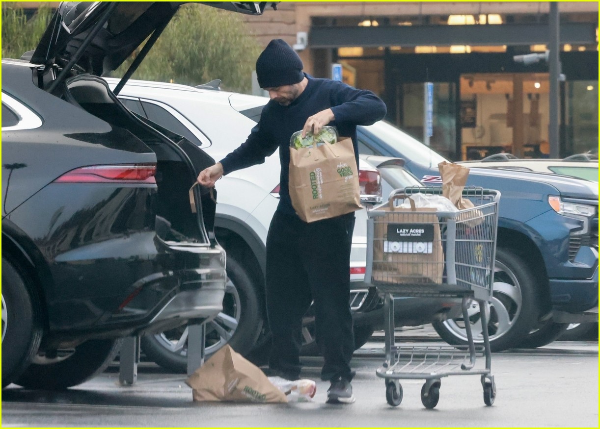 Sebastian Stan & Annabelle Wallis Spotted Shopping for Groceries on ...
