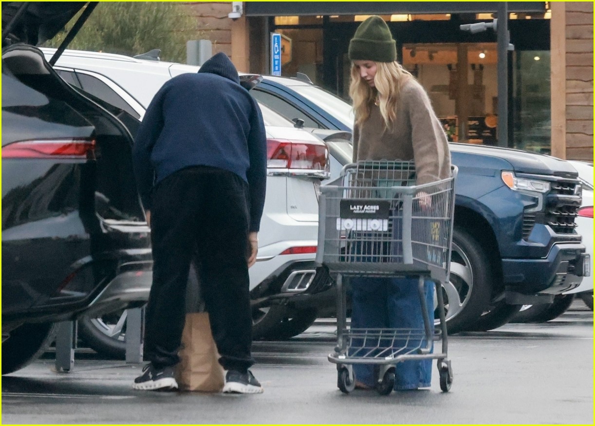 Sebastian Stan & Annabelle Wallis Spotted Shopping for Groceries on ...