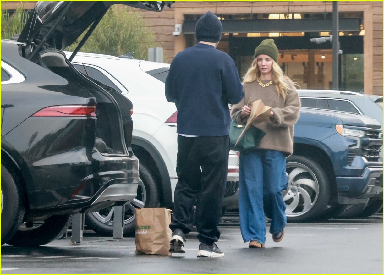 Sebastian Stan & Annabelle Wallis Spotted Shopping for Groceries on ...