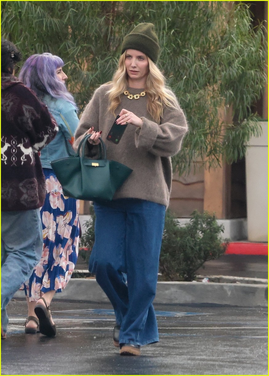 Sebastian Stan & Annabelle Wallis Spotted Shopping for Groceries on ...