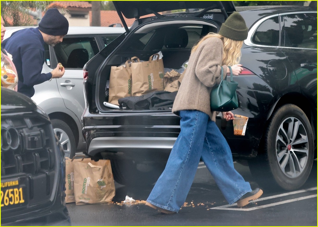 Sebastian Stan & Annabelle Wallis Spotted Shopping for Groceries on ...