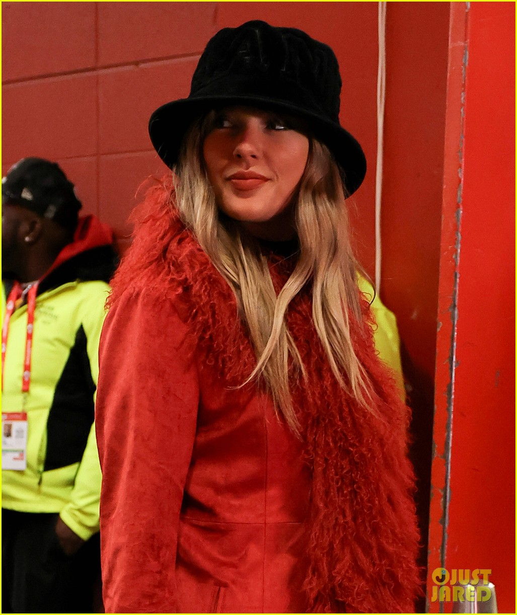 Taylor Swift Bundles Up to Cheer on Boyfriend Travis Kelce at Kansas City Chiefs Game: Photo ...