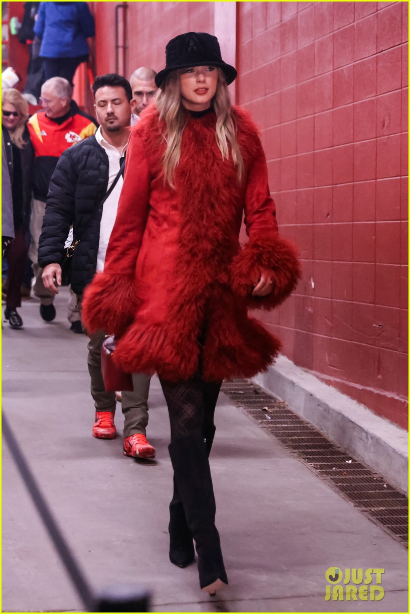 Taylor Swift Bundles Up to Cheer on Boyfriend Travis Kelce at Kansas City Chiefs Game: Photo ...