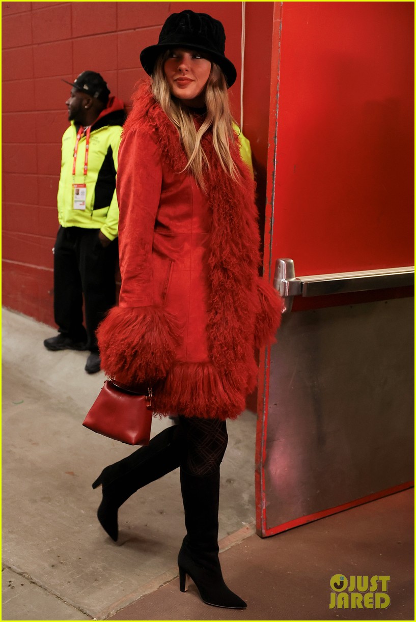 Taylor Swift Bundles Up to Cheer on Boyfriend Travis Kelce at Kansas City Chiefs Game: Photo ...