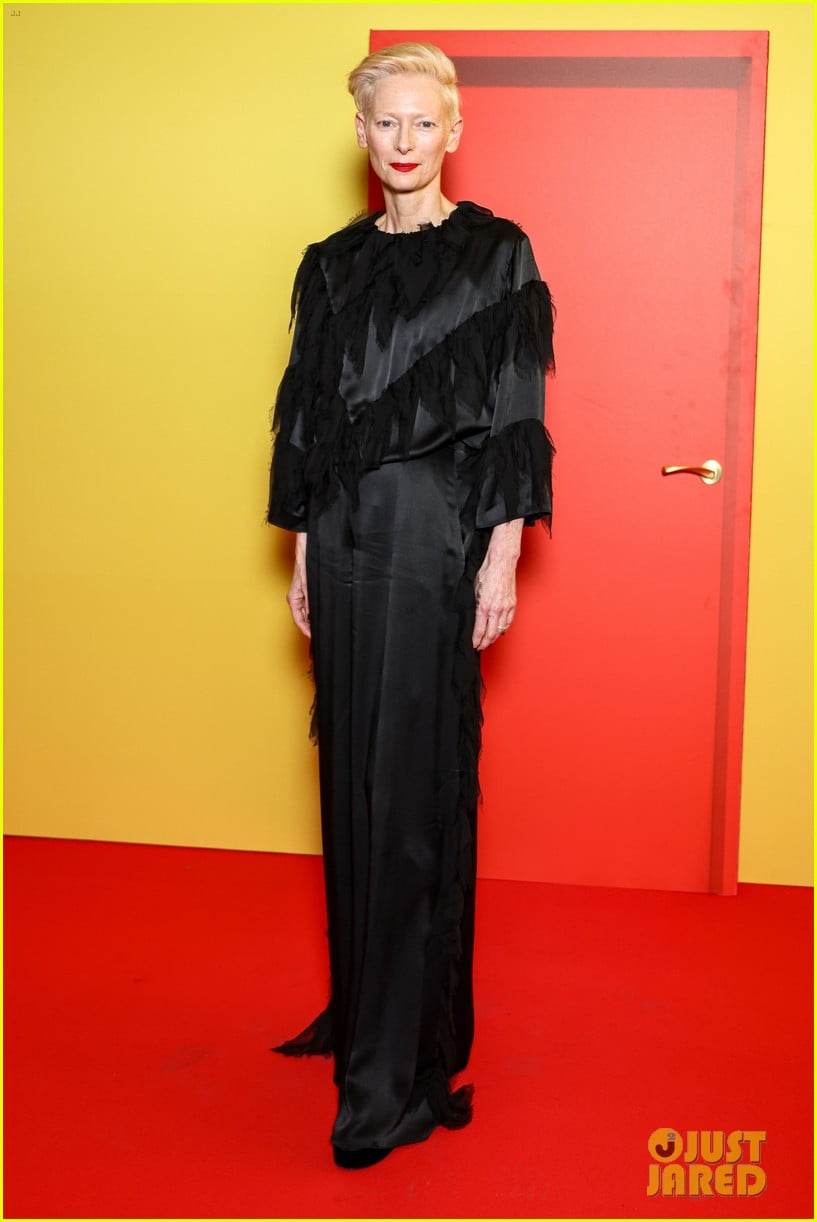 Tilda Swinton & Julianne Moore Hold Hands at 'The Room Next Door ...