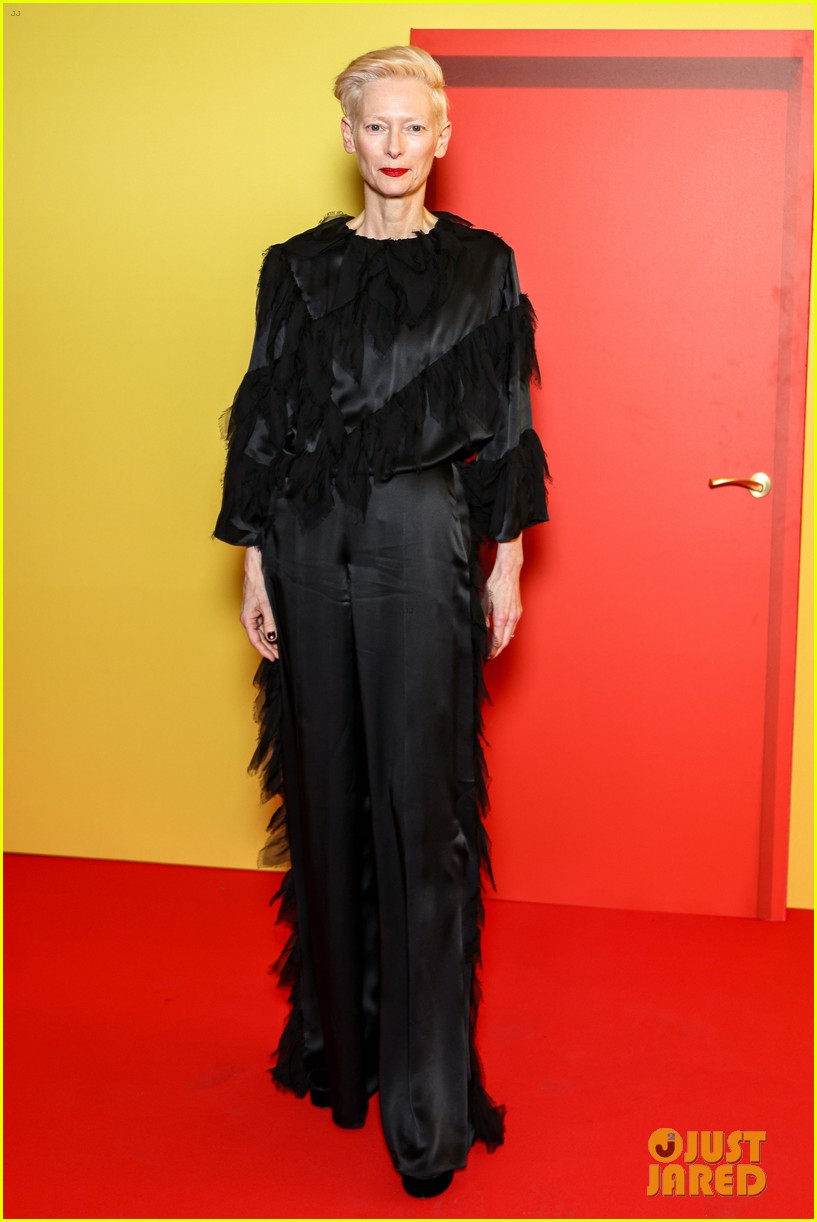 Tilda Swinton & Julianne Moore Hold Hands at 'The Room Next Door ...