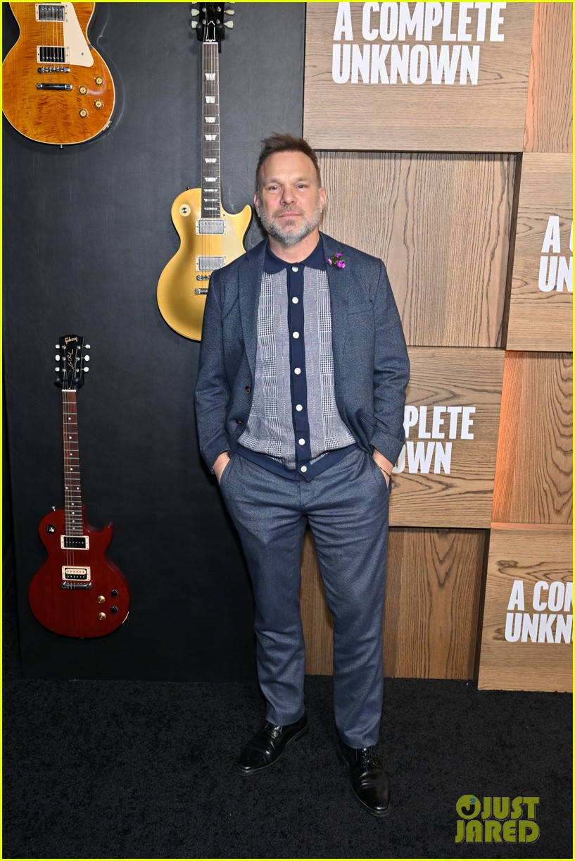 Timothee Chalamet Recreates Bob Dylan Look Nearly 22 Years Later at 'A ...