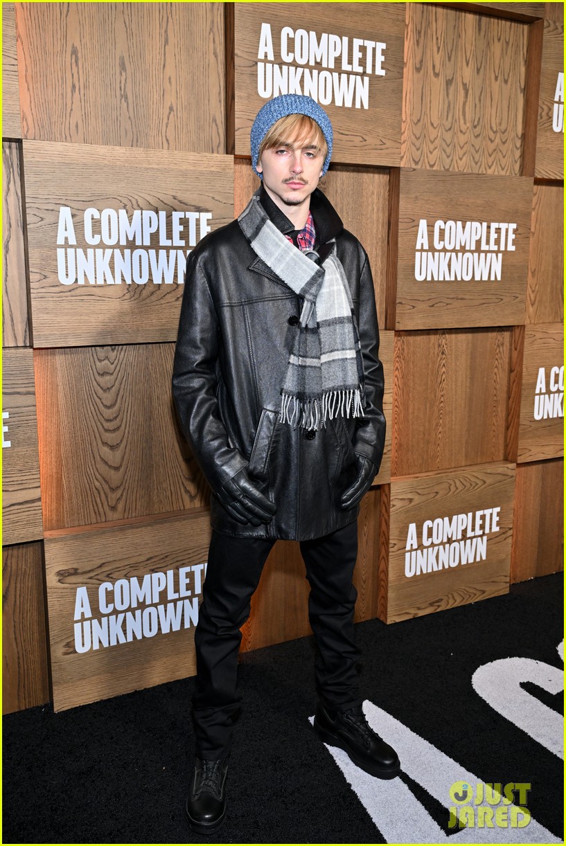 Timothee Chalamet Recreates Bob Dylan Look Nearly 22 Years Later at 'A ...