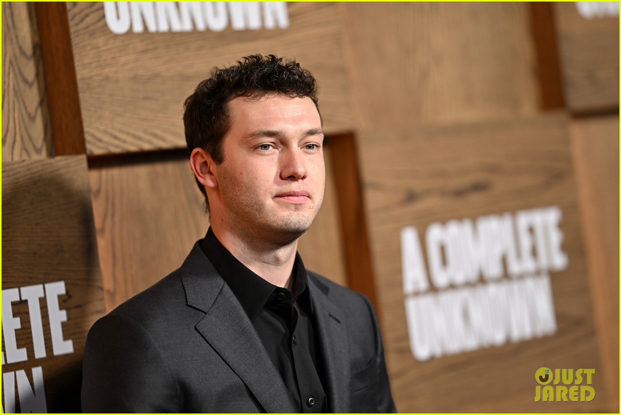 Timothee Chalamet Recreates Bob Dylan Look Nearly 22 Years Later at 'A ...