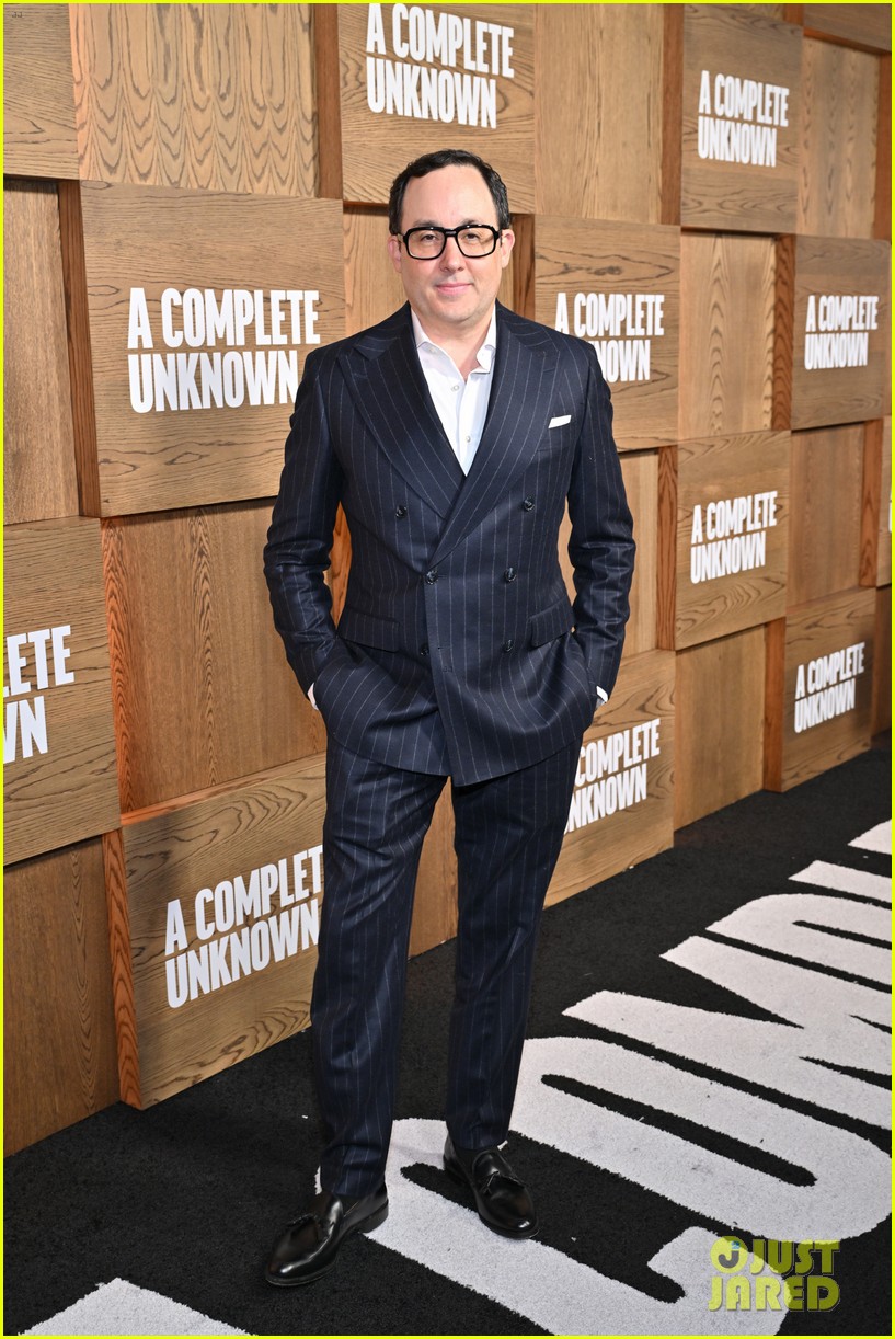 Timothee Chalamet Recreates Bob Dylan Look Nearly 22 Years Later at 'A ...