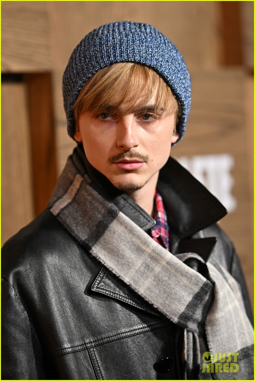 Timothee Chalamet Recreates Bob Dylan Look Nearly 22 Years Later at 'A ...