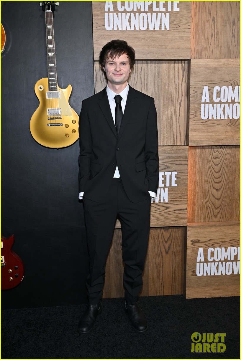 Timothee Chalamet Recreates Bob Dylan Look Nearly 22 Years Later at 'A ...