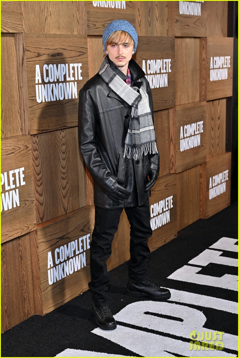 Timothee Chalamet Recreates Bob Dylan Look Nearly 22 Years Later at 'A ...