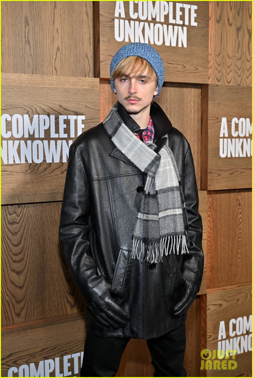 Timothee Chalamet Recreates Bob Dylan Look Nearly 22 Years Later at 'A ...