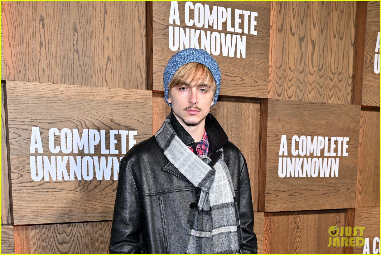 Timothee Chalamet Recreates Bob Dylan Look Nearly 22 Years Later at 'A ...