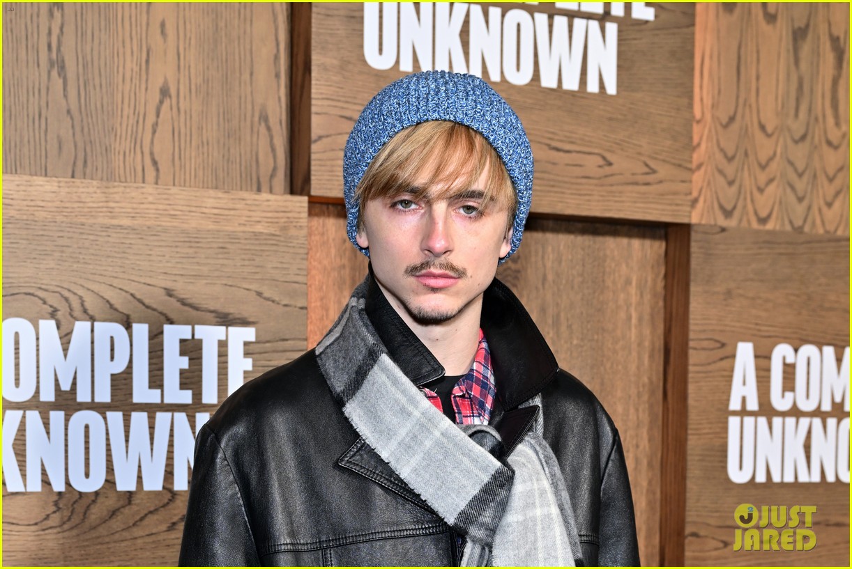 Timothee Chalamet Recreates Bob Dylan Look Nearly 22 Years Later at 'A ...