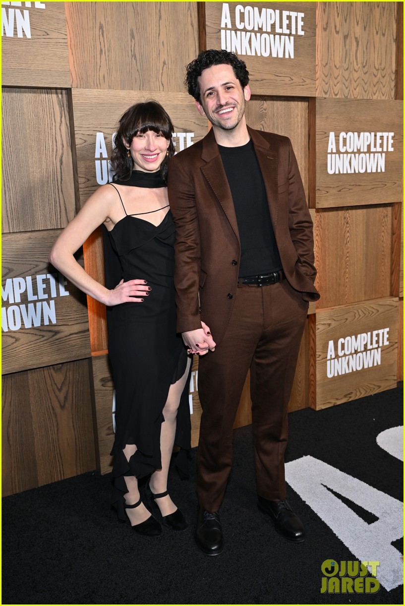 Timothee Chalamet Recreates Bob Dylan Look Nearly 22 Years Later at 'A ...