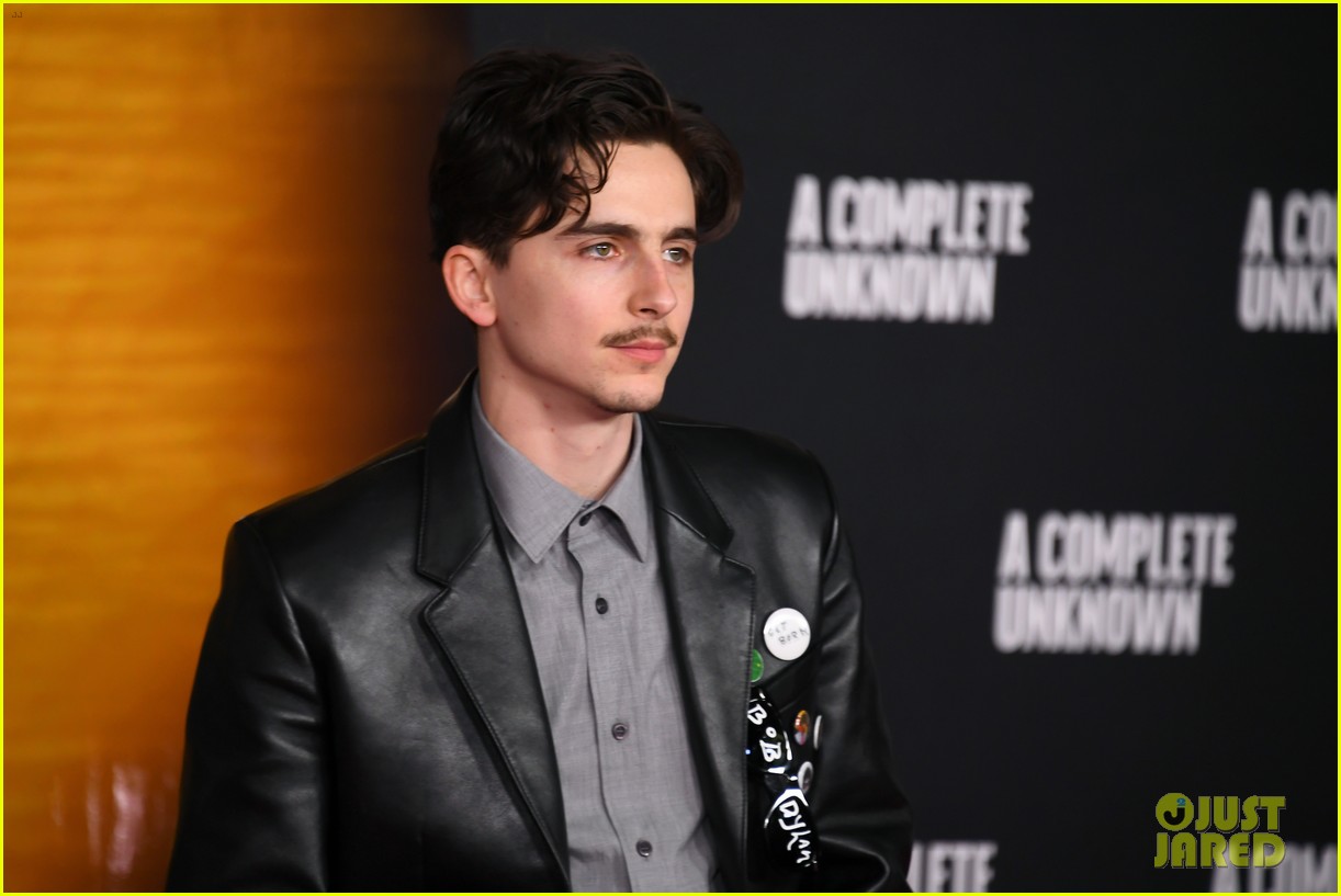 Timothee Chalamet Wears Bob Dylan Pins to 'A Complete Unknown' Premiere ...