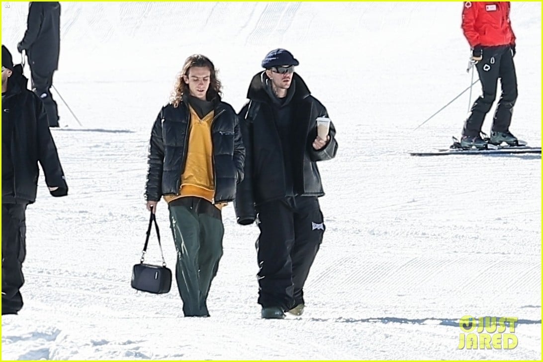 Photo: hailey bieber works with ski instructor justin bieber cheers 149 ...