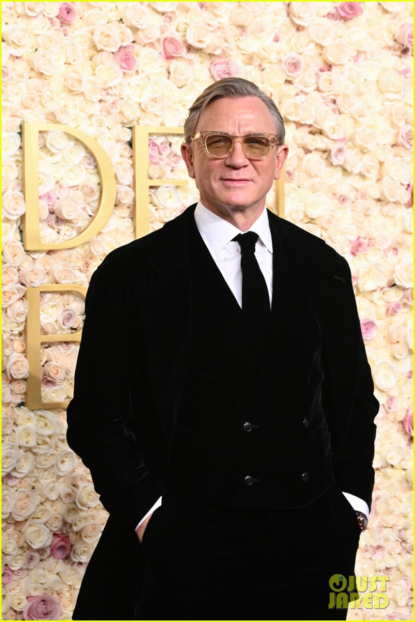Daniel Craig Sports Velvet Black Tux for Golden Globes 2025: Photo ...