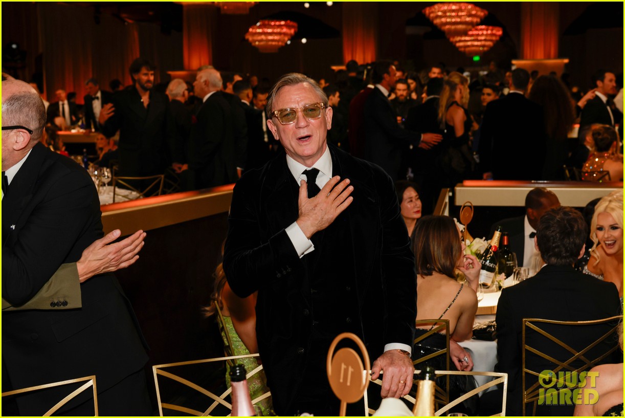 Daniel Craig Sports Velvet Black Tux for Golden Globes 2025: Photo ...