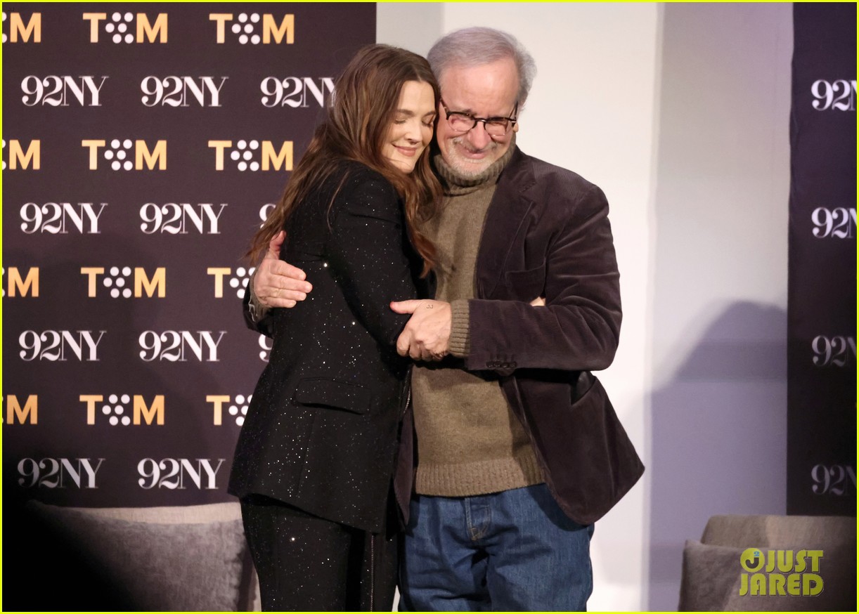 Drew Barrymore & 'E.T.' Director Steven Spielberg Reunite, Discuss How ...