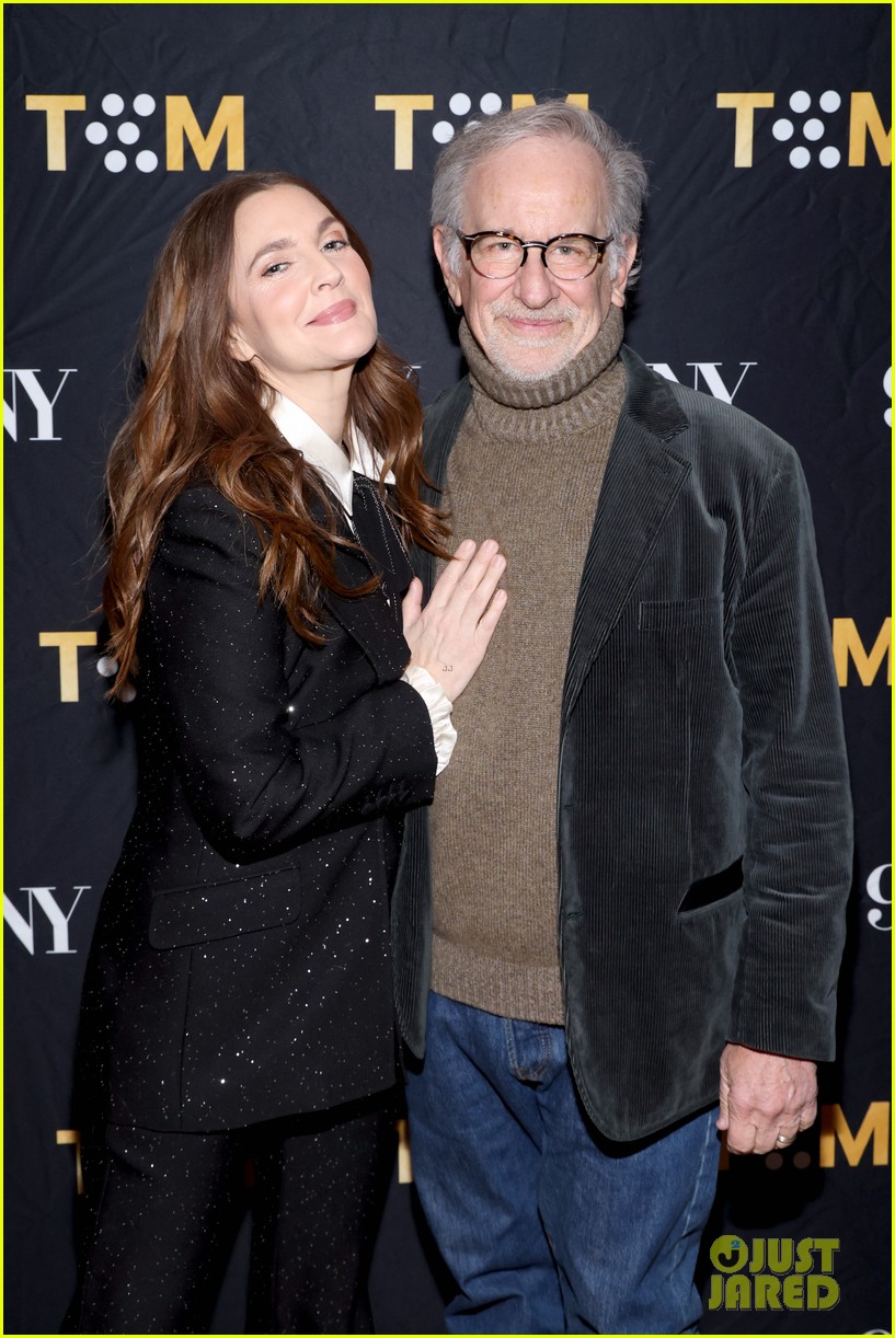 Drew Barrymore & 'E.T.' Director Steven Spielberg Reunite, Discuss How ...